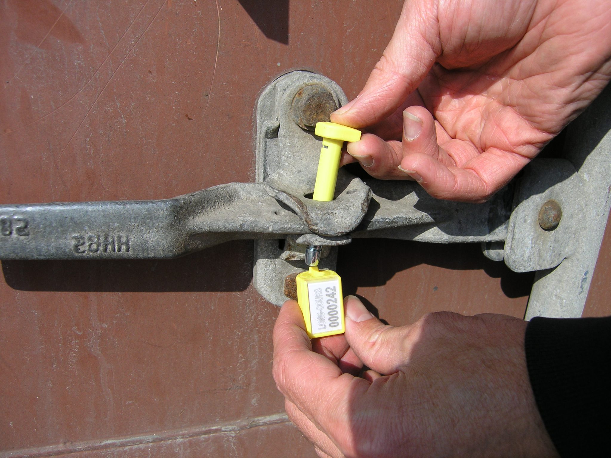 Comment fermer et/ou ouvrir un conteneur - Long Cours